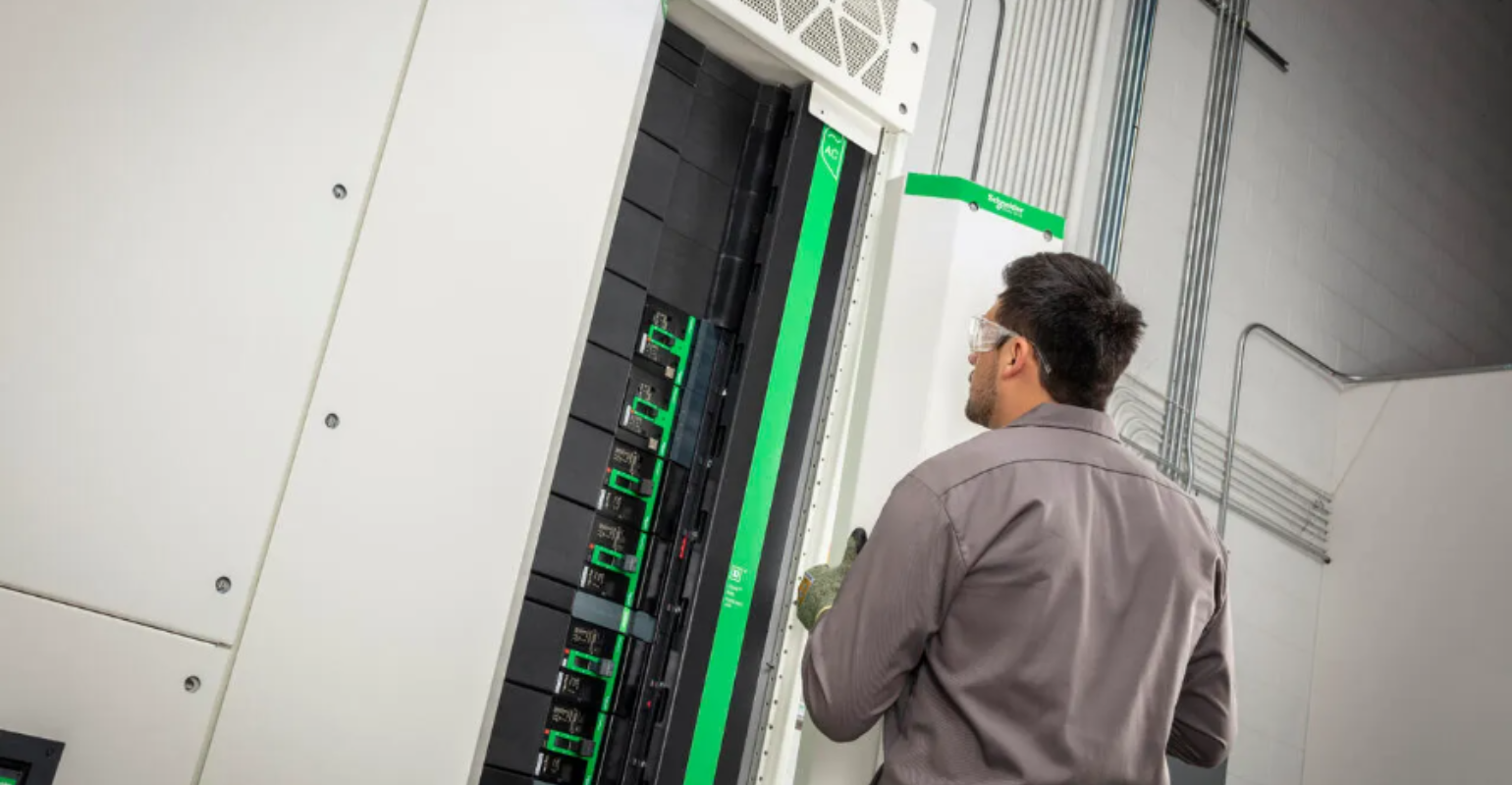 Meet FlexSeT, the new generation of low-voltage switchboards. | EC&M